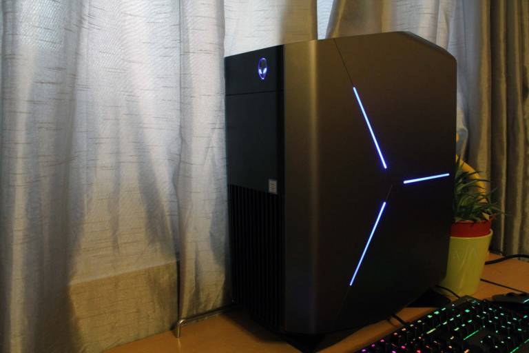 Alienware_Aurora_R6-Wide-shot-side-tower - VGU